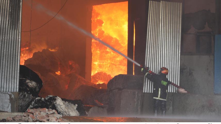 Army team at the scene of Sitakunda cotton warehouse fire | The Daily Star