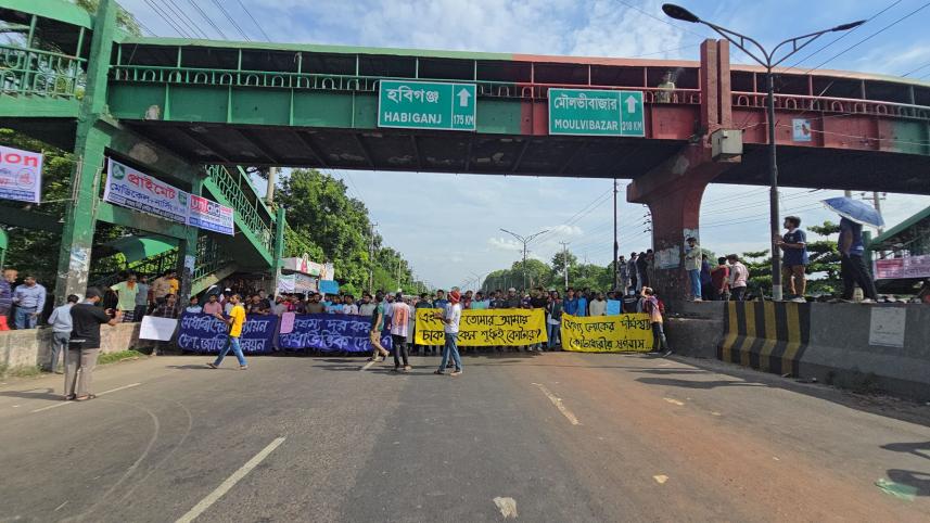 JU students block Dhaka-Aricha highway | The Daily Star