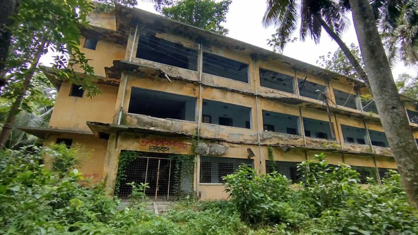 Abandoned hostels, unbound sufferings | The Daily Star