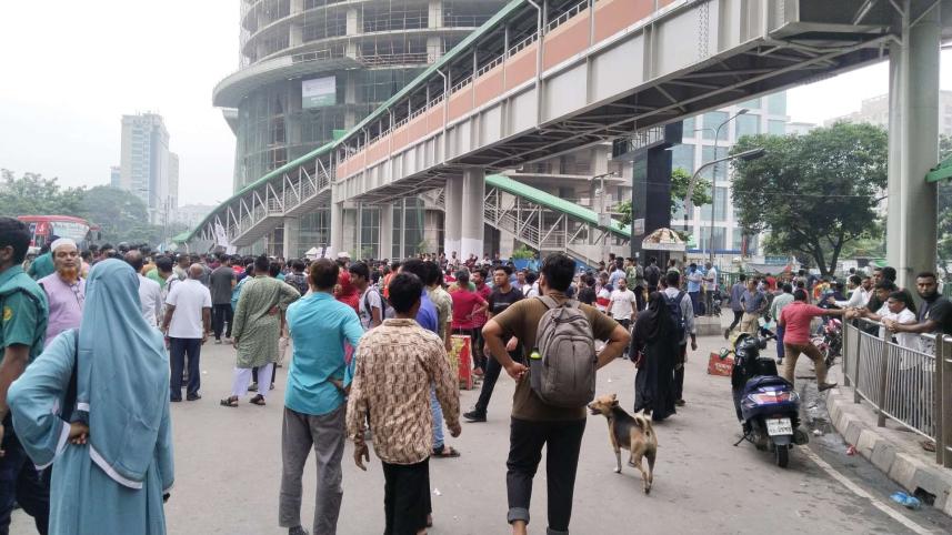 Bashundhara City mall staffers block part of Karwan Bazar intersection ...