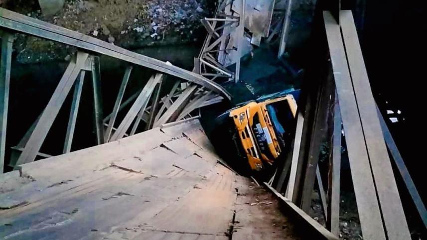 Truck falls into Turag river after collapse of Bailey bridge | The ...