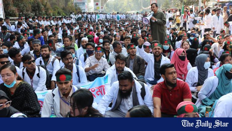 MATS students stage sit-in at Shahbagh | The Daily Star